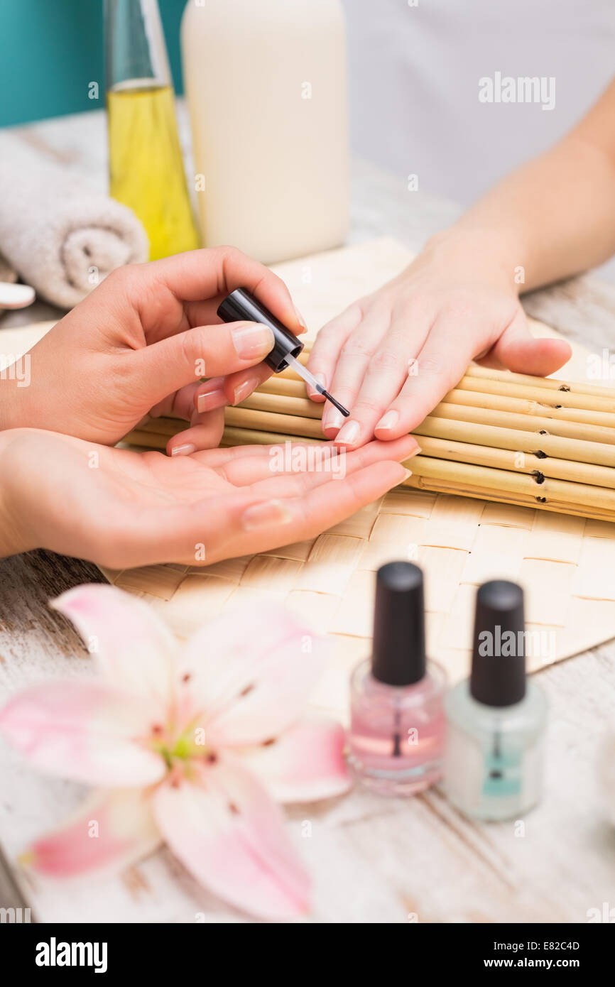 Nail technician giving customer a manicure Stock Photo - Alamy