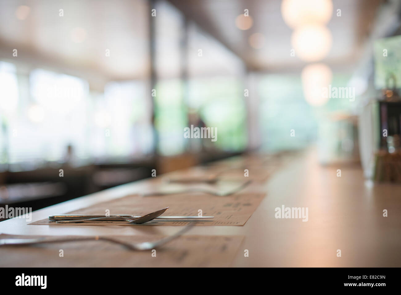 Empty table hi-res stock photography and images - Alamy