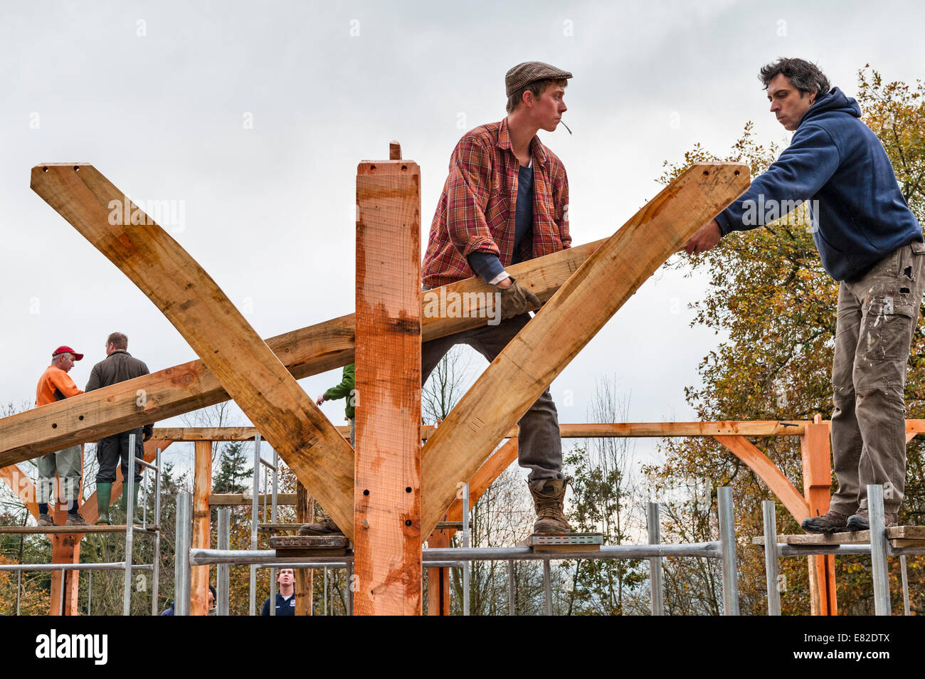 Building a traditional oak timber framed barn in Radnorshire, Wales, UK ...