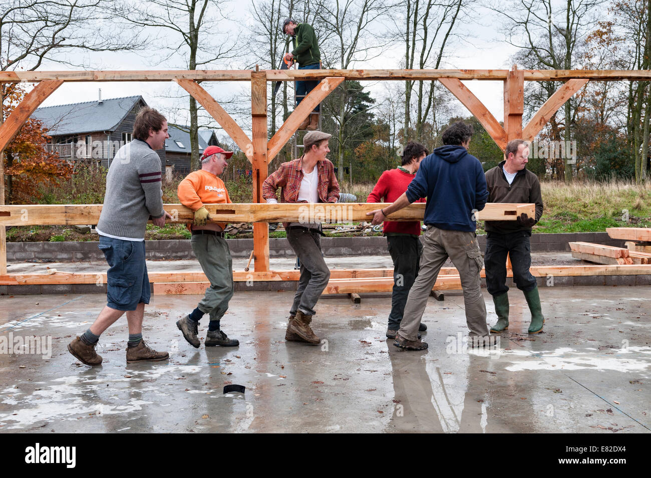 Building a traditional oak timber framed barn in Radnorshire, Wales, UK ...