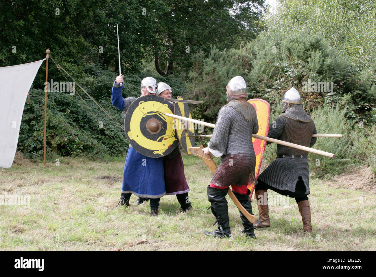 medieval soldiers fighting Stock Photo - Alamy