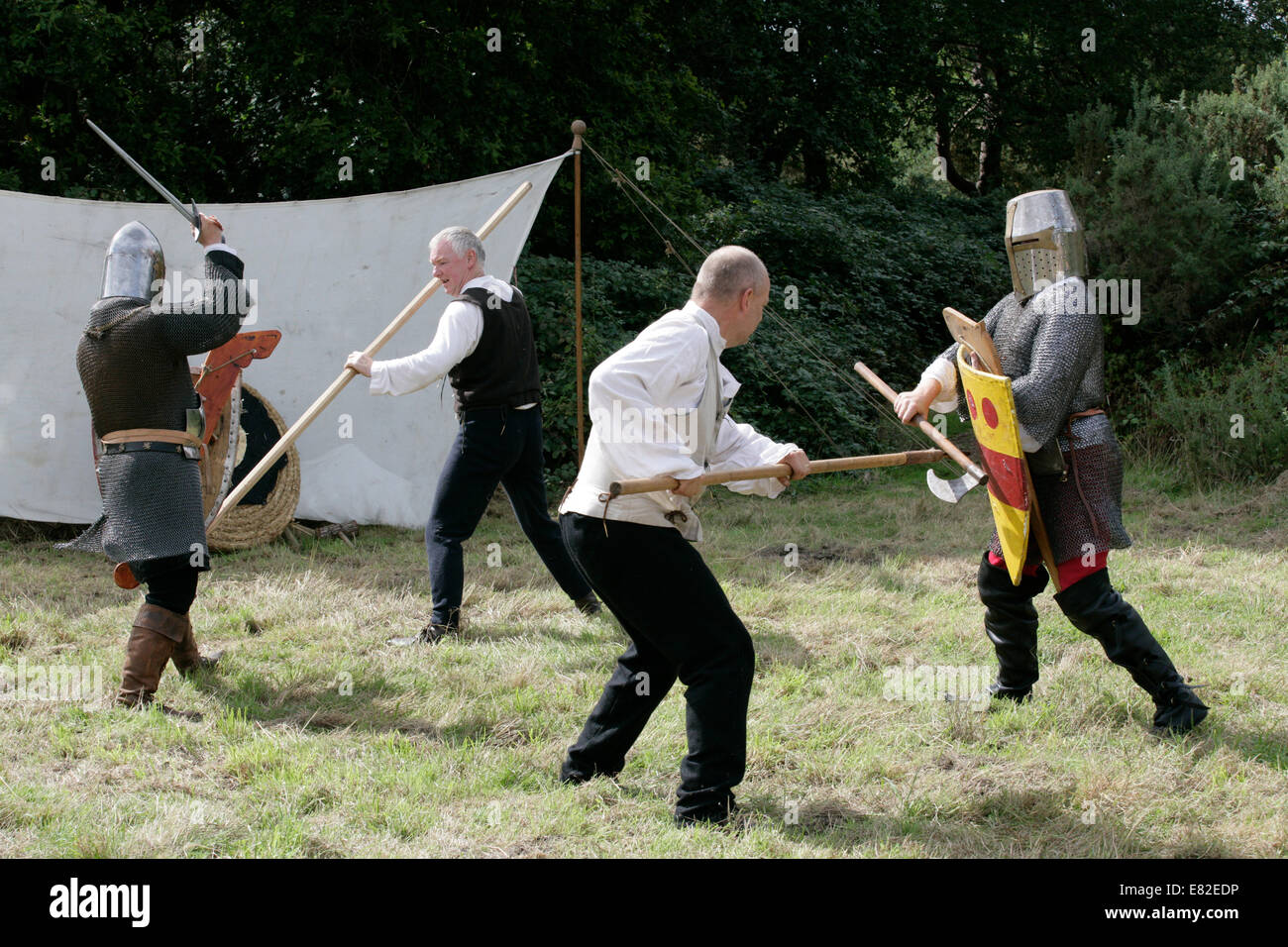 medieval soldiers fighting Stock Photo - Alamy