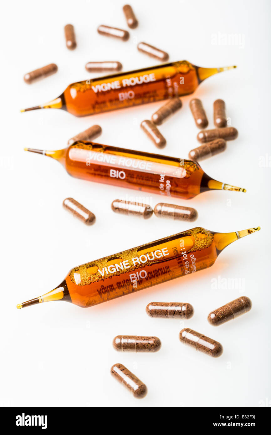 Red capsules hi-res stock photography and images - Alamy