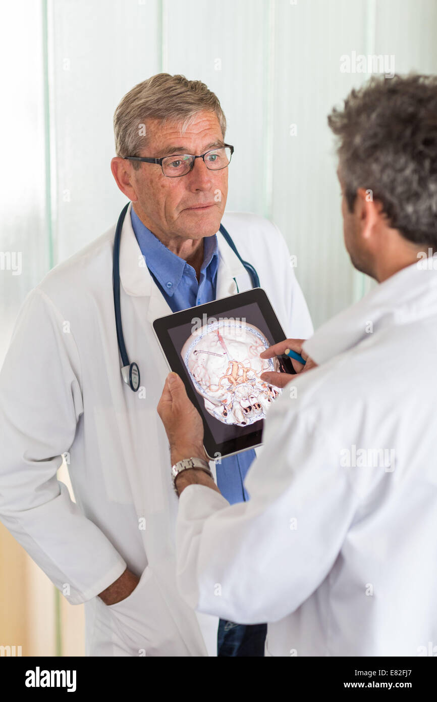 Two doctors telehealth hi-res stock photography and images - Alamy