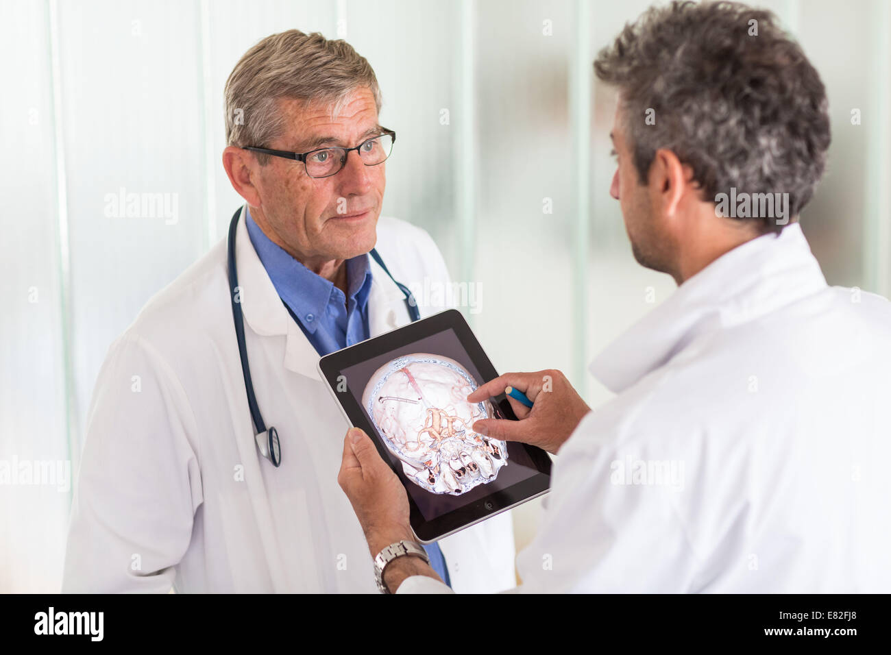 Two doctors telehealth hi-res stock photography and images - Alamy