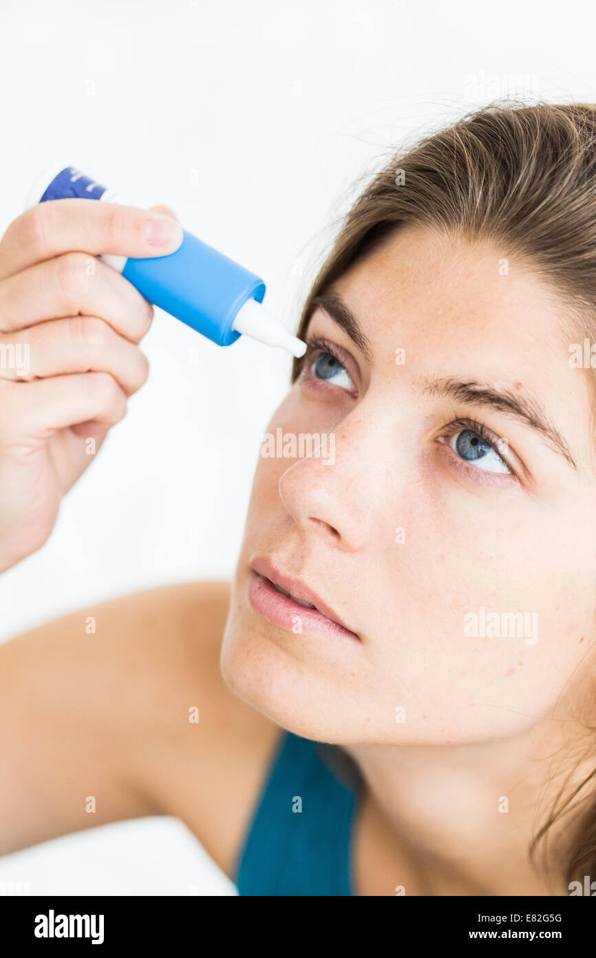 Eye drops hi-res stock photography and images - Alamy