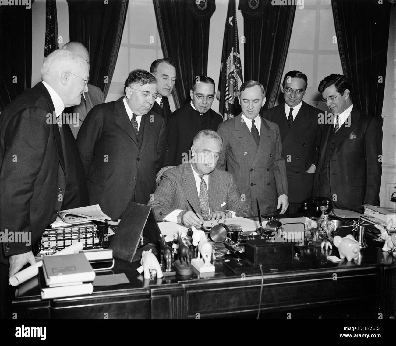 President roosevelt signs the postal proclamation in washington hi-res ...