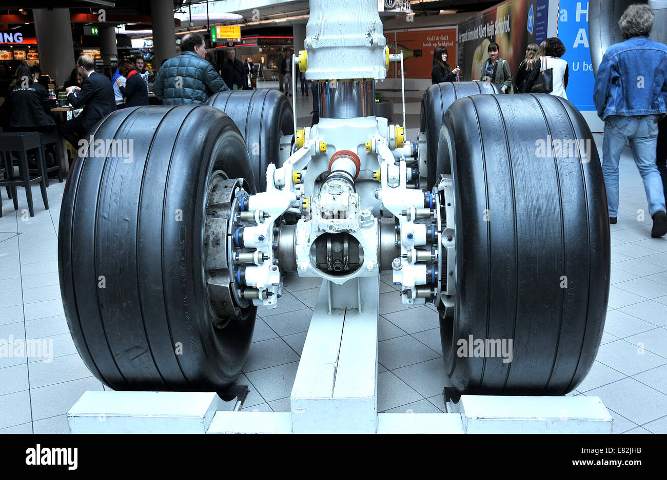 Close up landing gear undercarriage hi-res stock photography and images ...