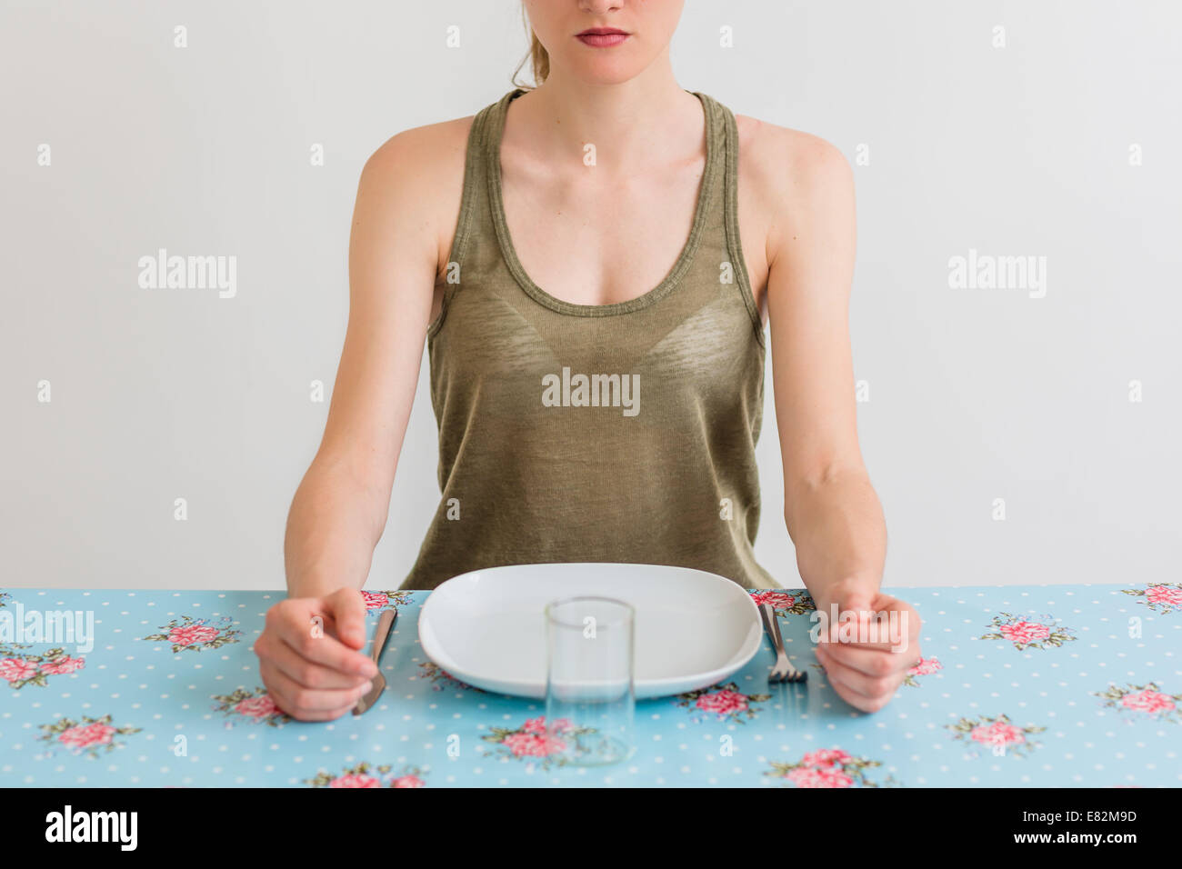 Empty plate hi-res stock photography and images - Alamy