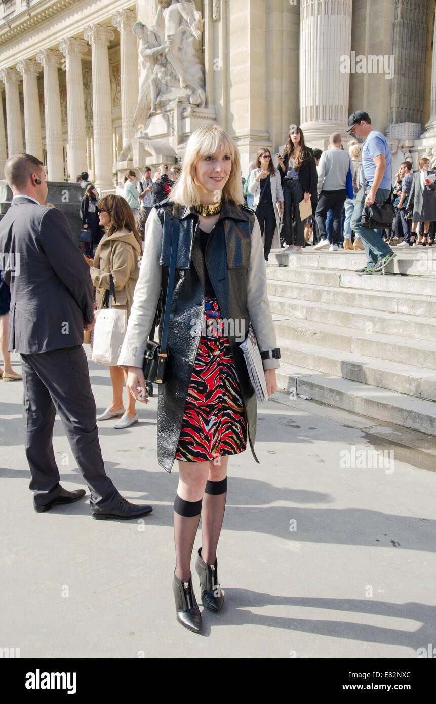 Editor Delphine Roche arriving at the Carven Spring/Summer 2015 runway ...
