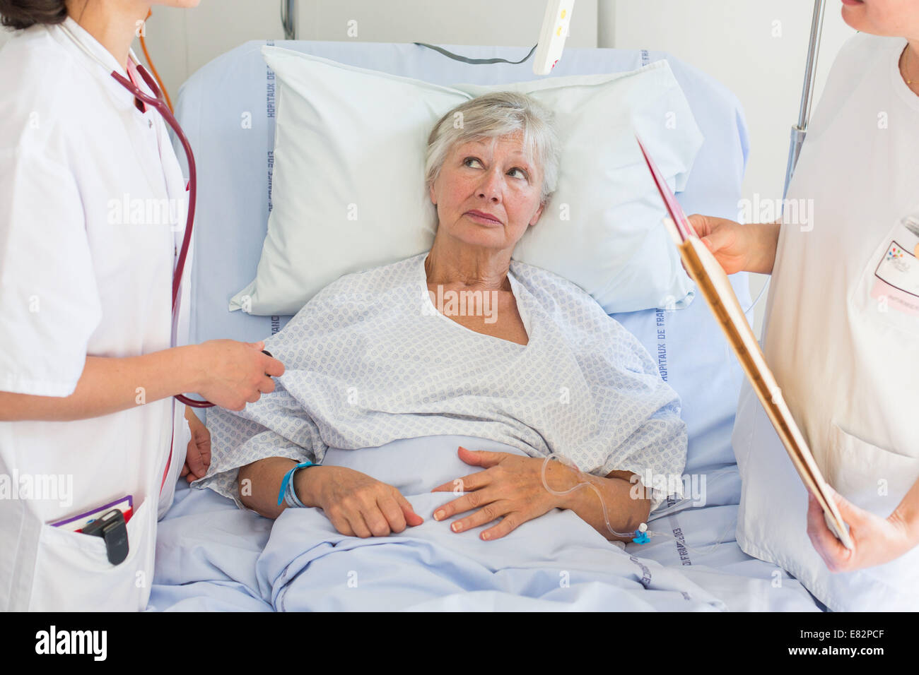Doctor examining a patient during his round at hospital Stock Photo - Alamy