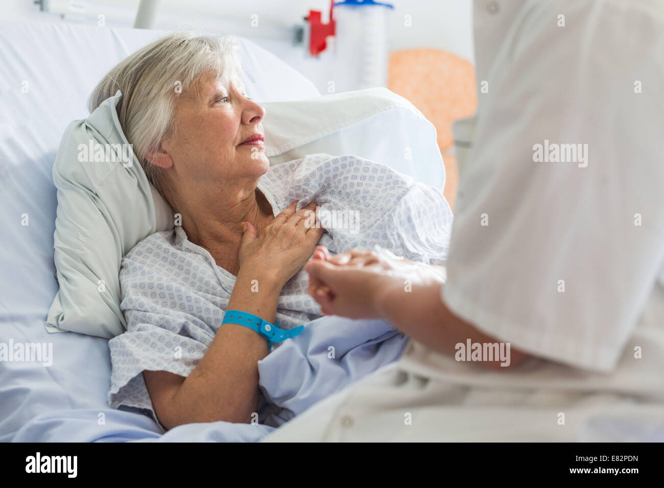 Person life support hospital hi-res stock photography and images - Alamy