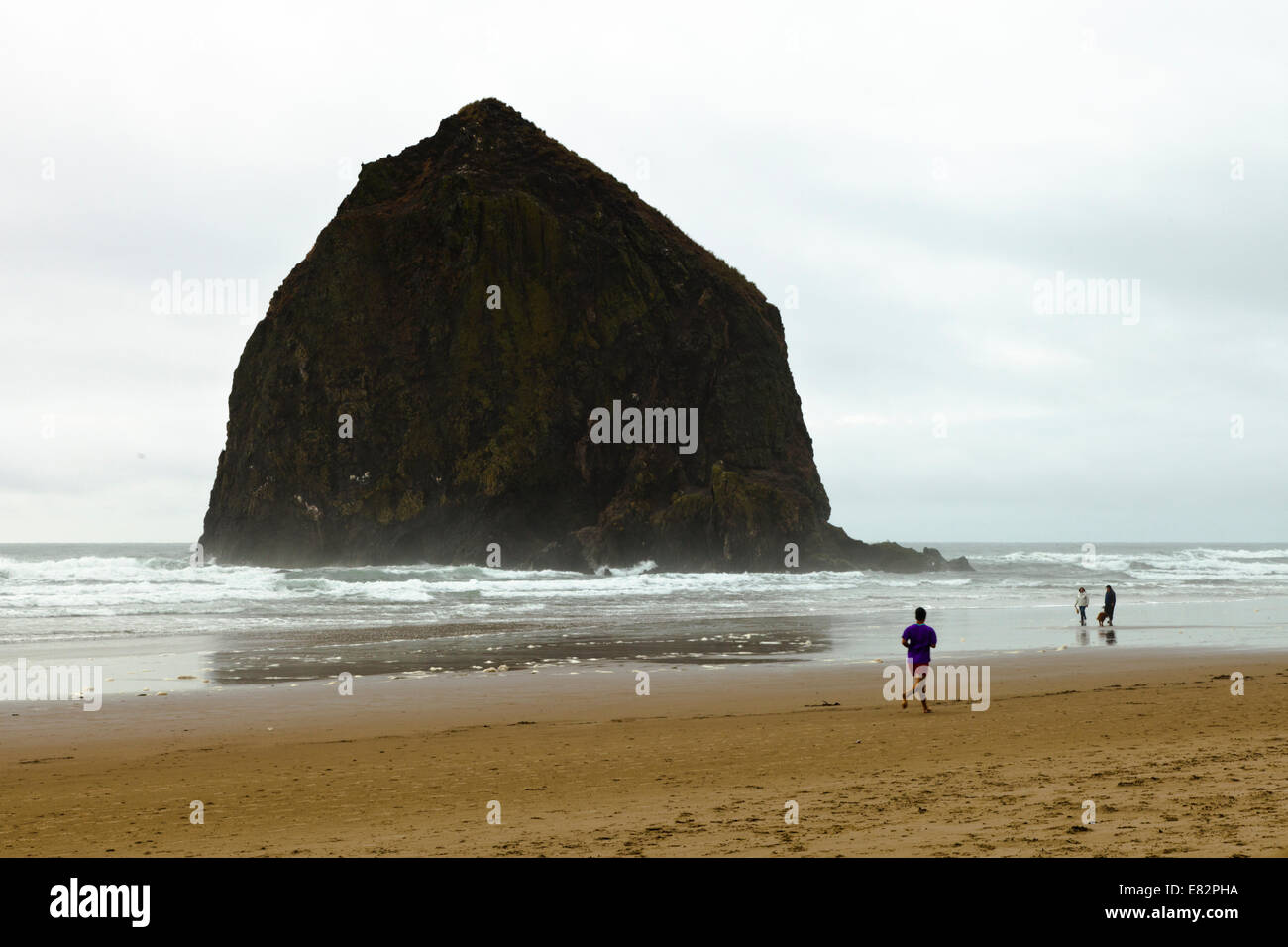 Haystack Rock Cannon Beach Oregon Stock Photo - Alamy