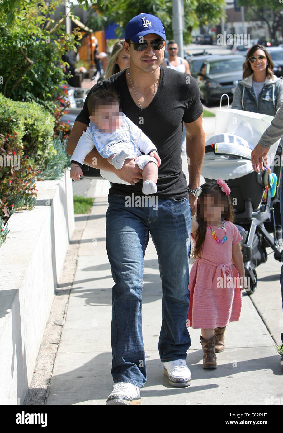 Mario Lopez with his wife Courtney Mazza and family, Gia and Dominic go ...