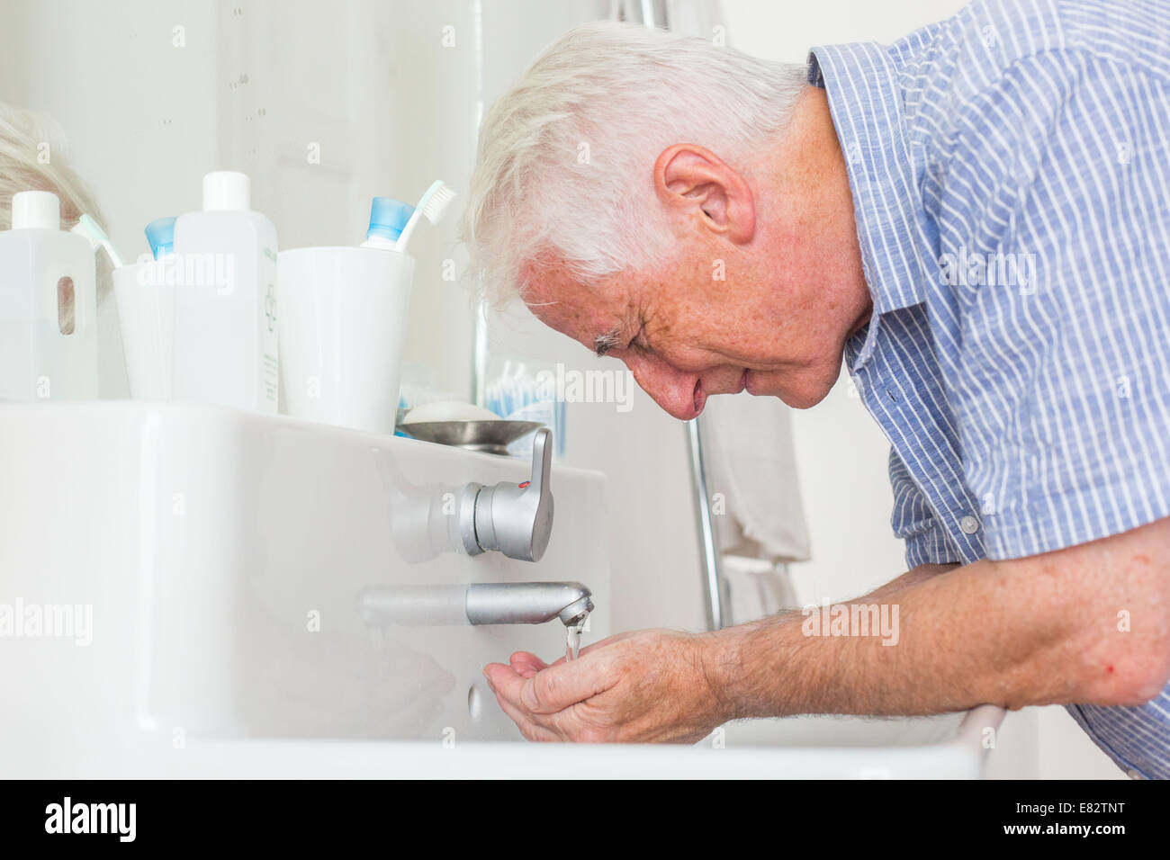 Man splashing water over her face Stock Photo - Alamy