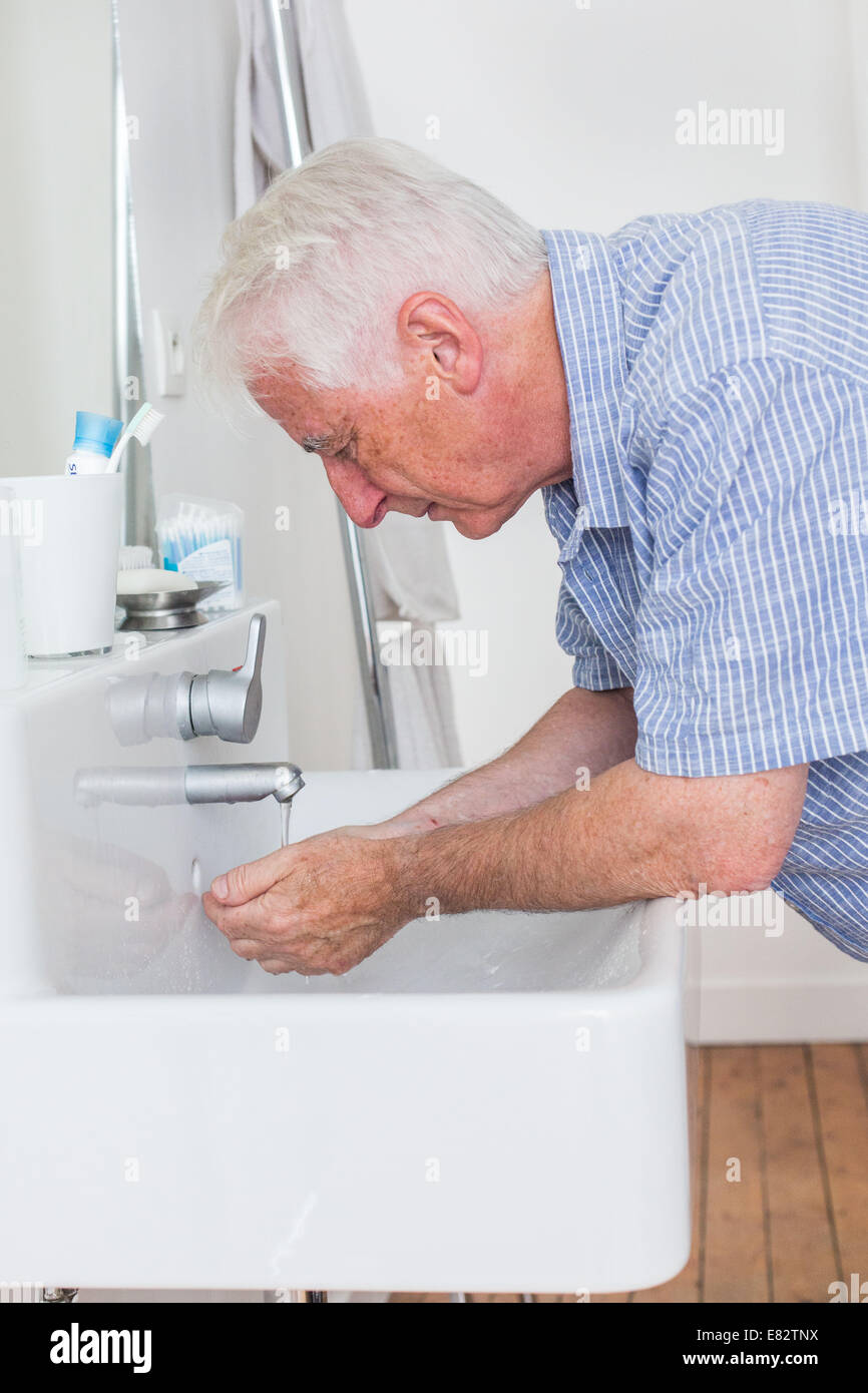 Man splashing water over her face Stock Photo - Alamy