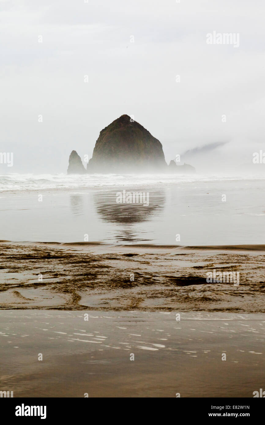 Haystack Rock Cannon Beach Oregon Stock Photo - Alamy