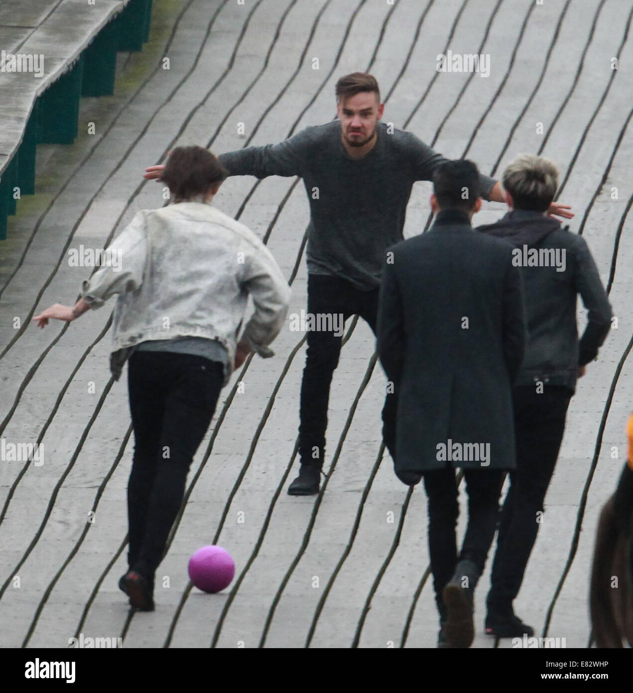 Louis tomlinson set hi-res stock photography and images - Alamy