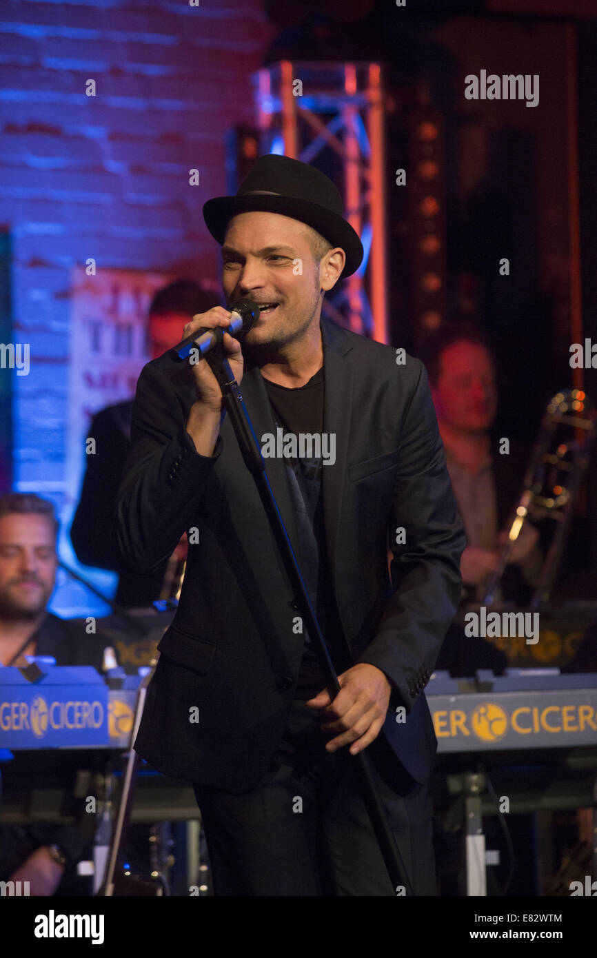 Roger Cicero performing live from his new album 'Was immer auch kommt ...