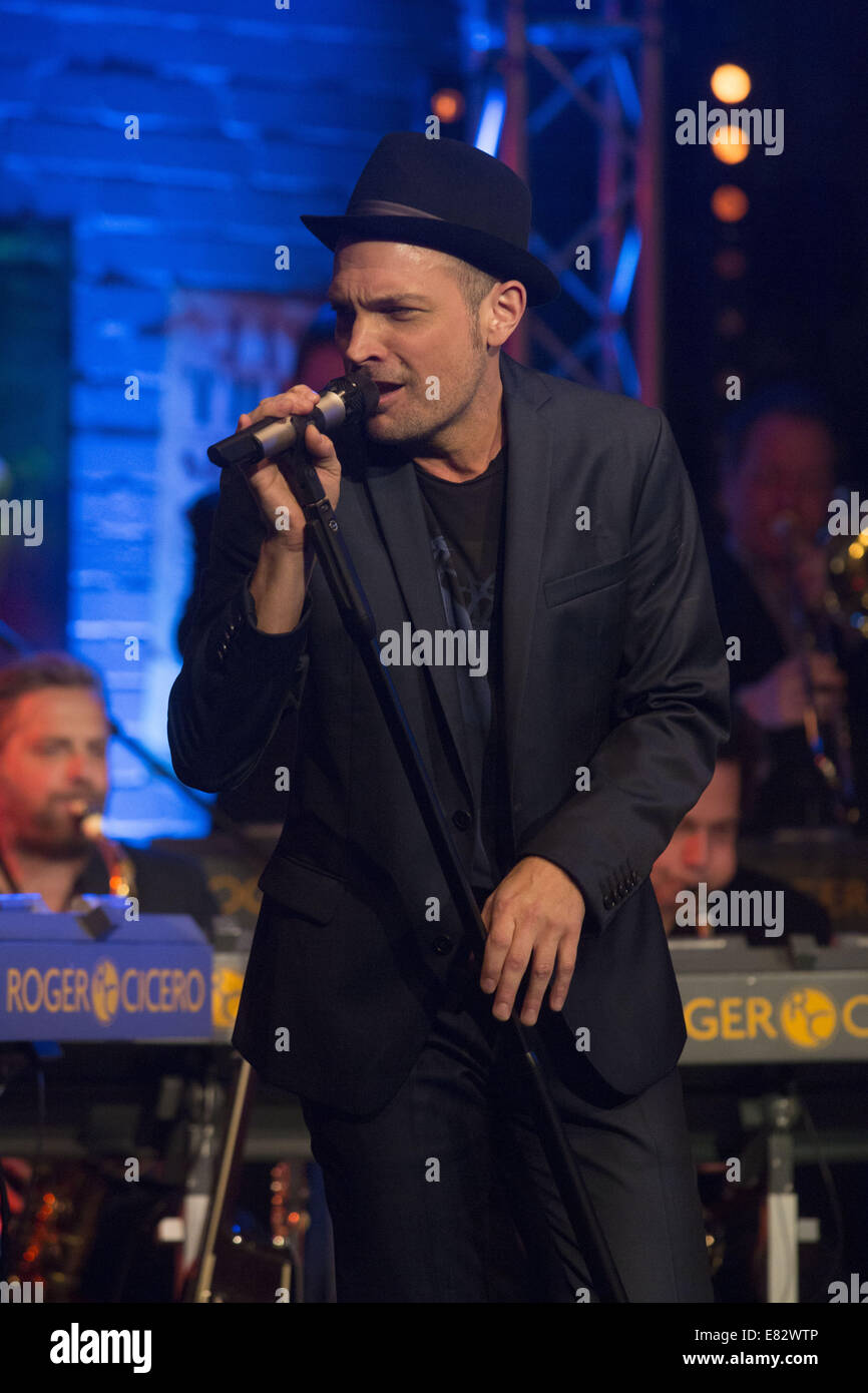 Roger Cicero performing live from his new album 'Was immer auch kommt ...