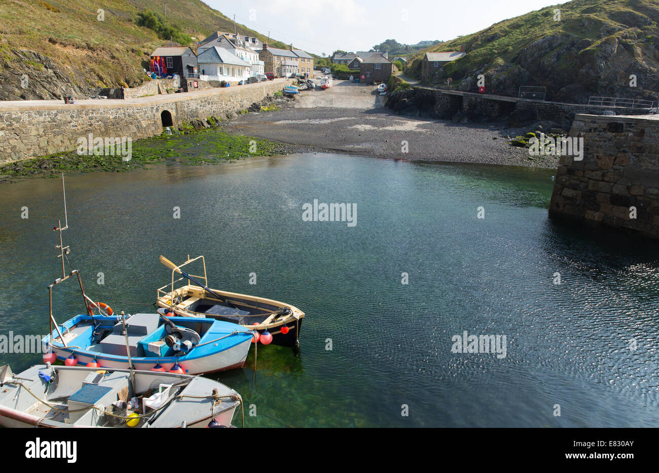 Fishing boats in mullion harbour hi-res stock photography and images ...