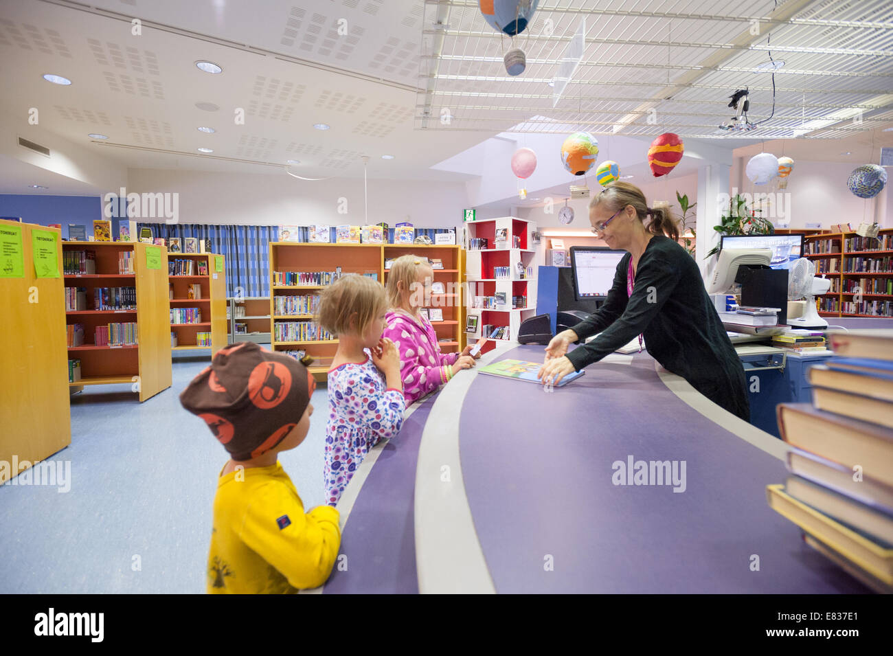 Children in a library hi-res stock photography and images - Alamy
