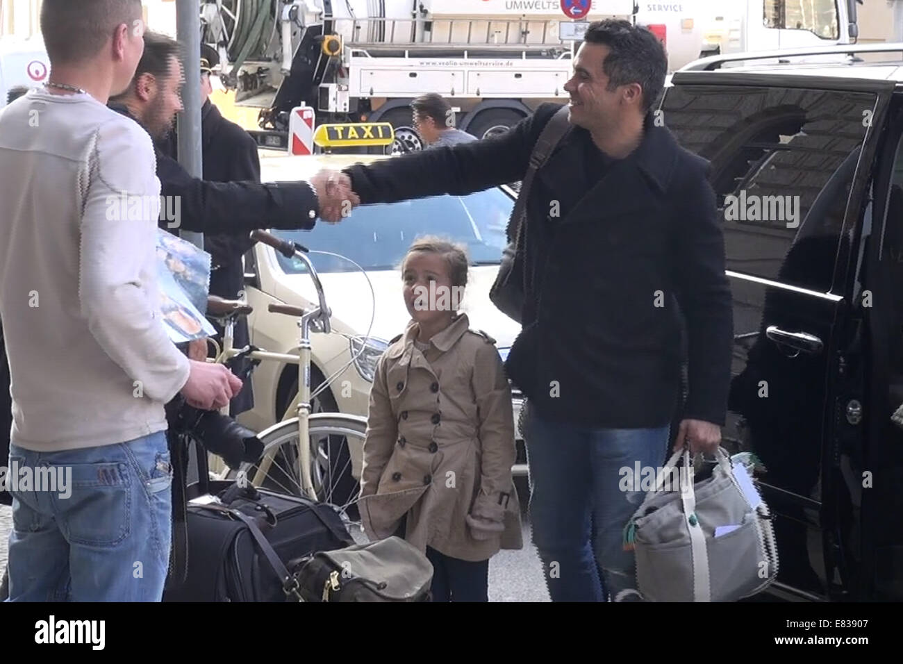 Cash Warren arriving back at his Mitte hotel with his daughter Honor ...
