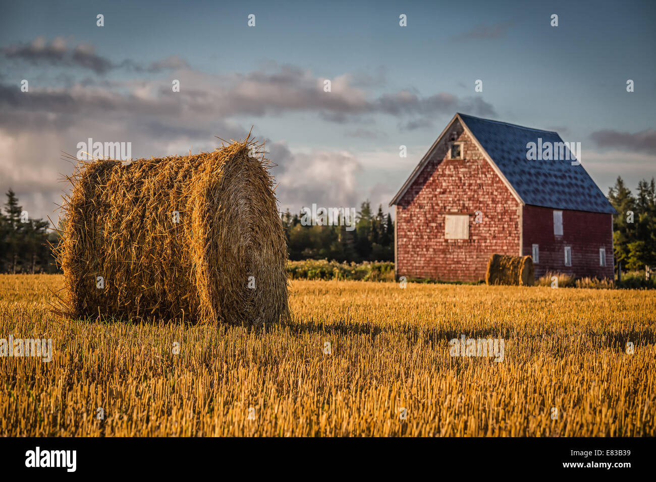 Hay bales red barn hi-res stock photography and images - Alamy