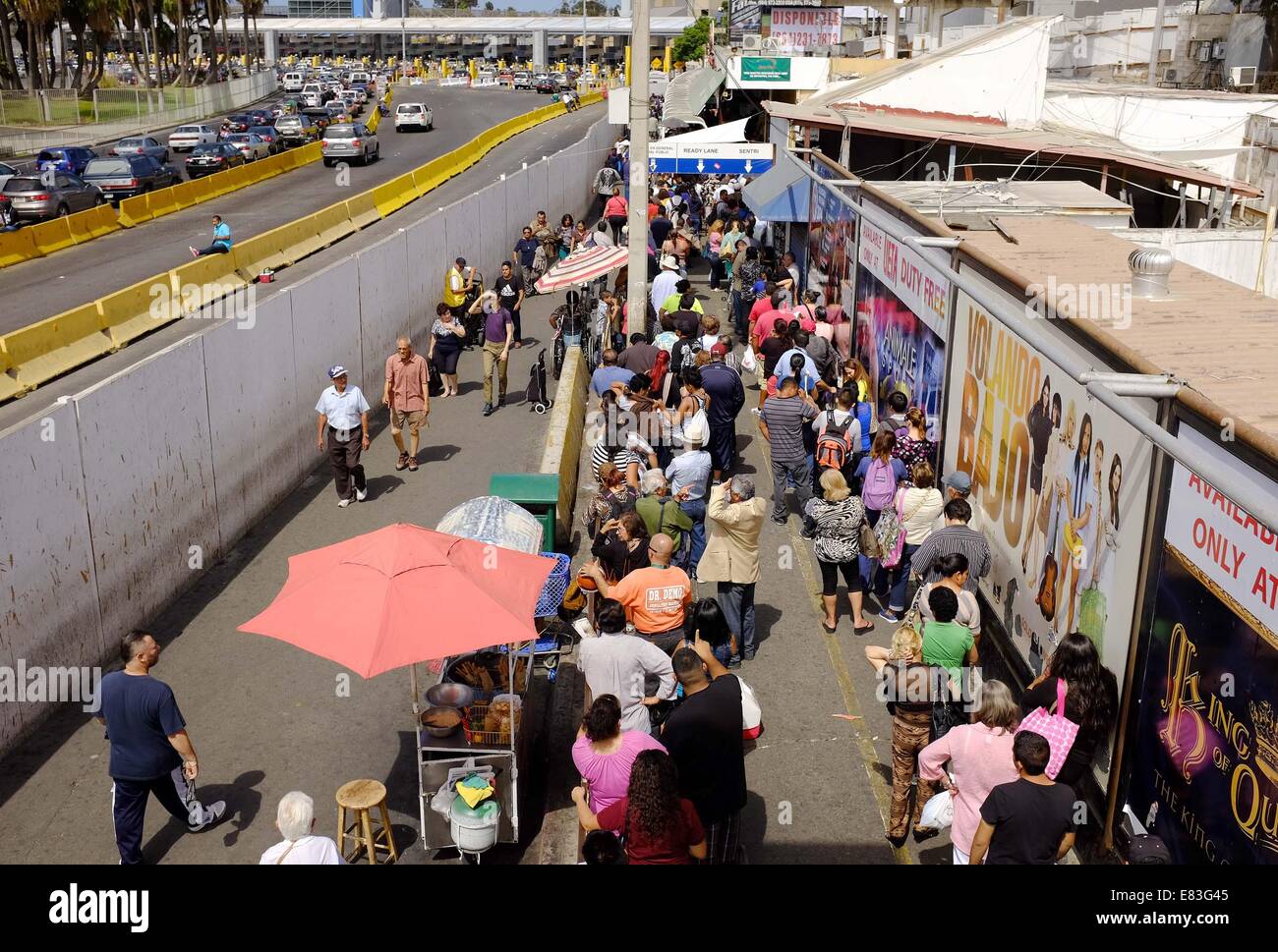 People cross mexico border hi-res stock photography and images - Alamy