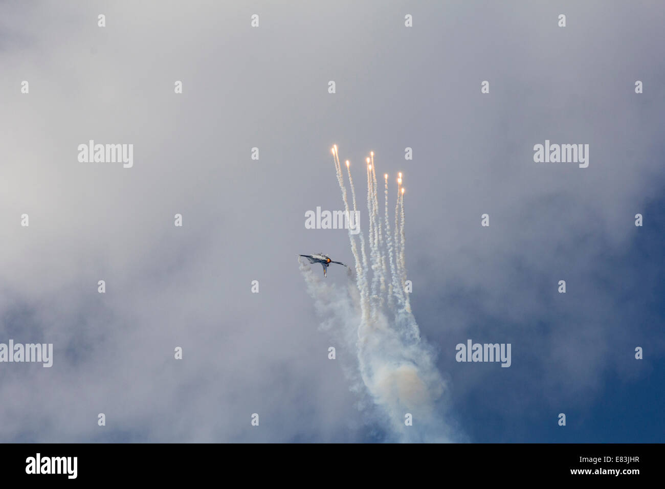 Flare missile flare hi-res stock photography and images - Alamy
