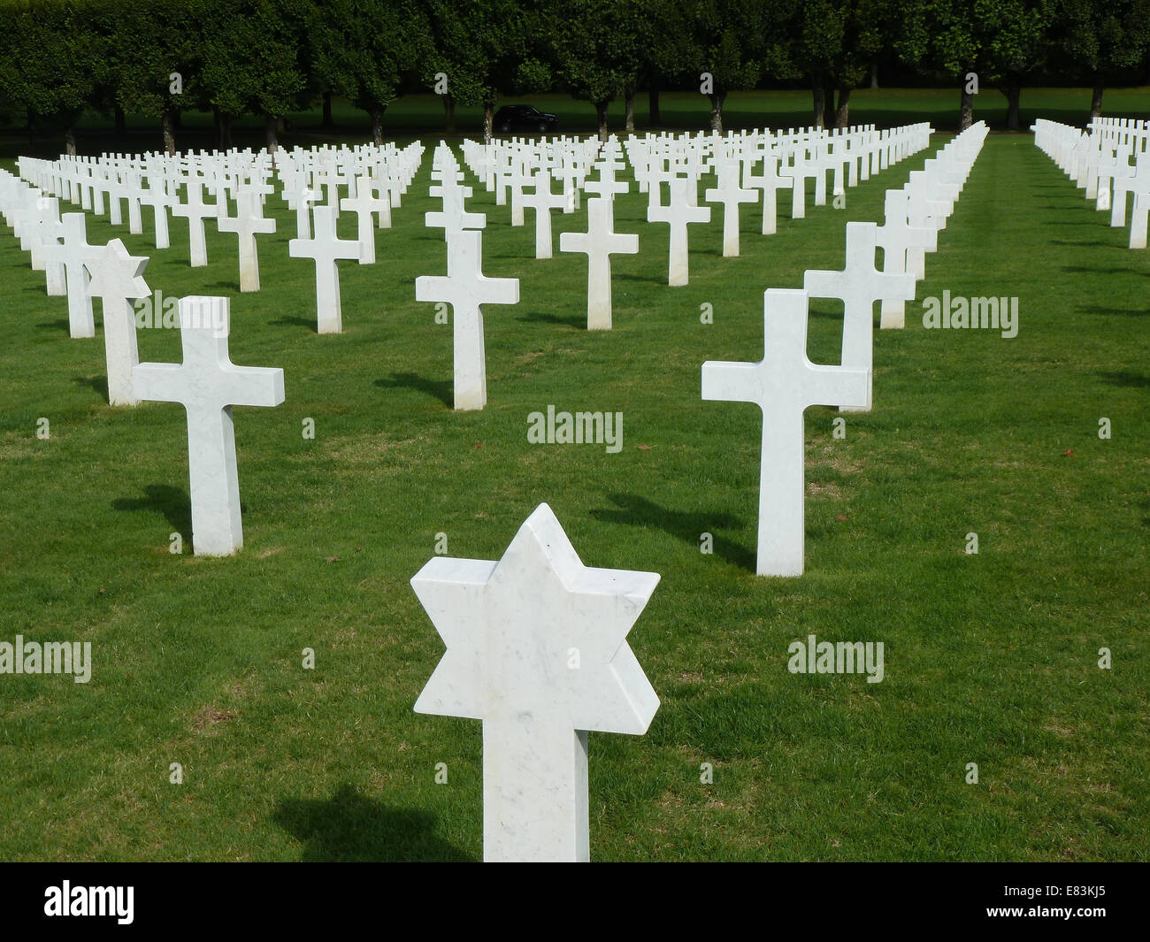 Row of crosses hi-res stock photography and images - Alamy