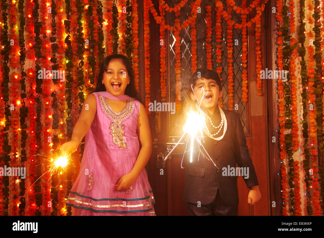 Traditional dress and diwali and family hi-res stock photography and ...