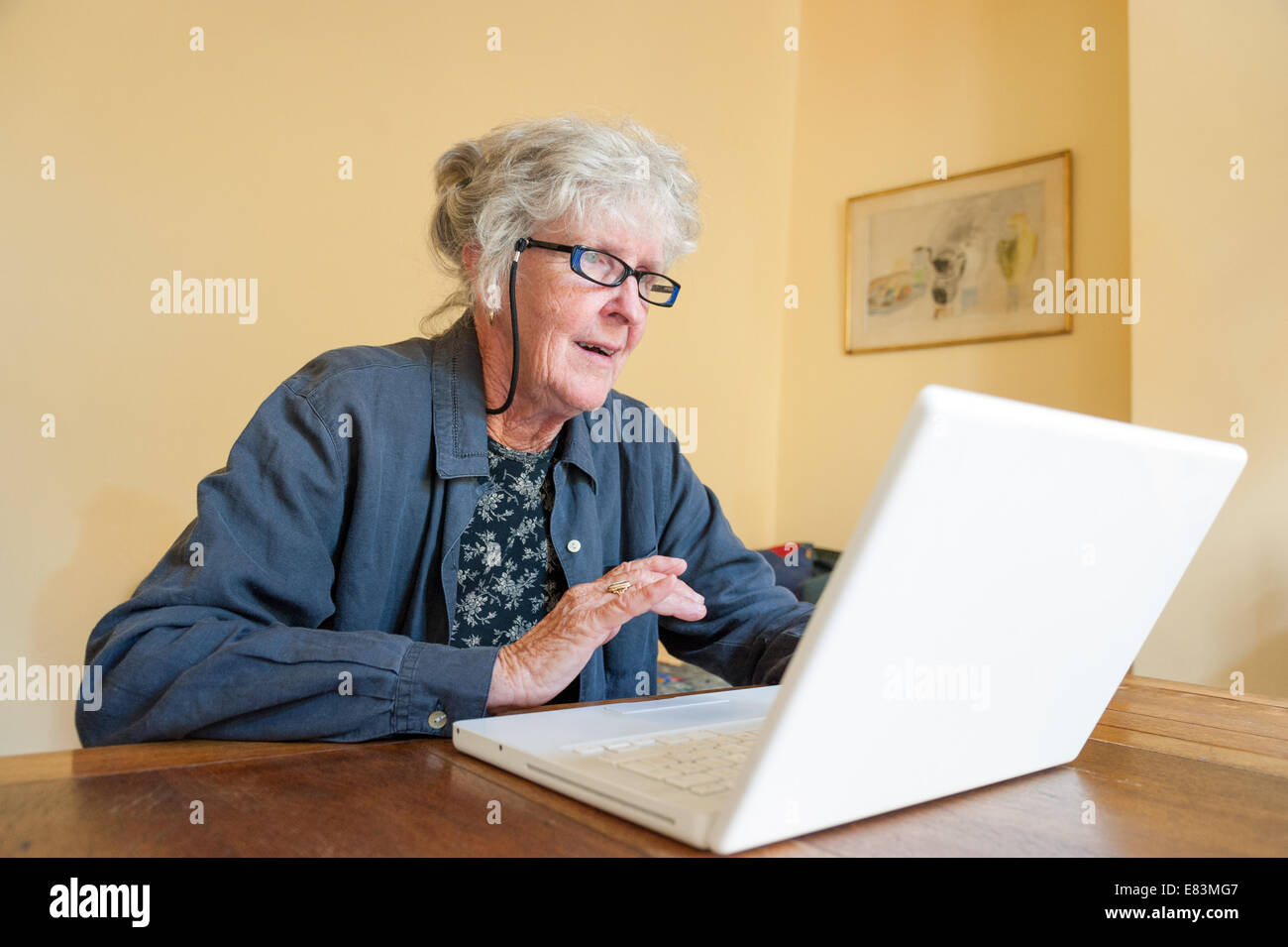 Older person computer uk hi-res stock photography and images - Alamy
