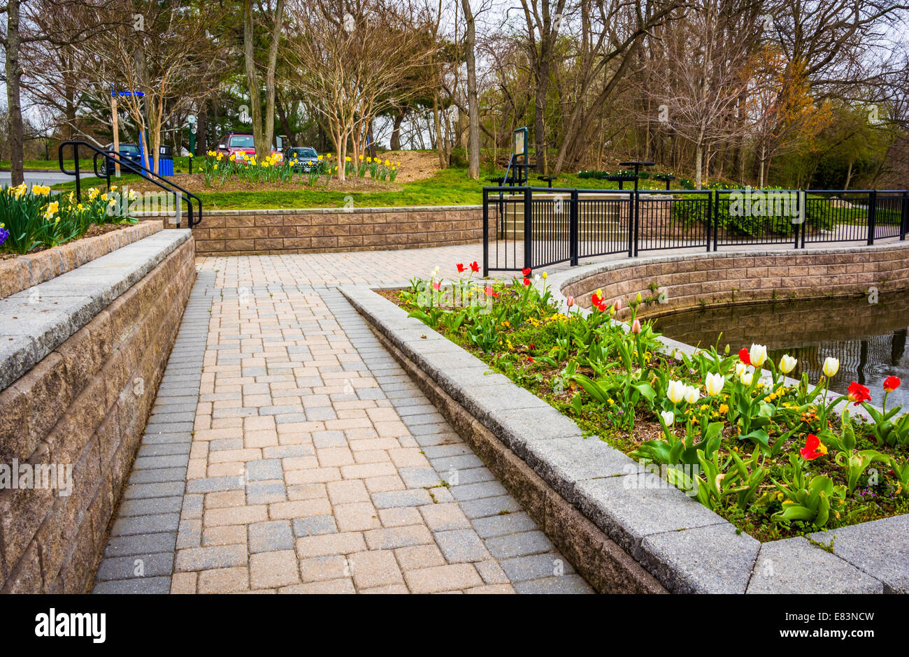 Gardens and walkway at Wilde Lake Park, in Columbia, Maryland Stock ...