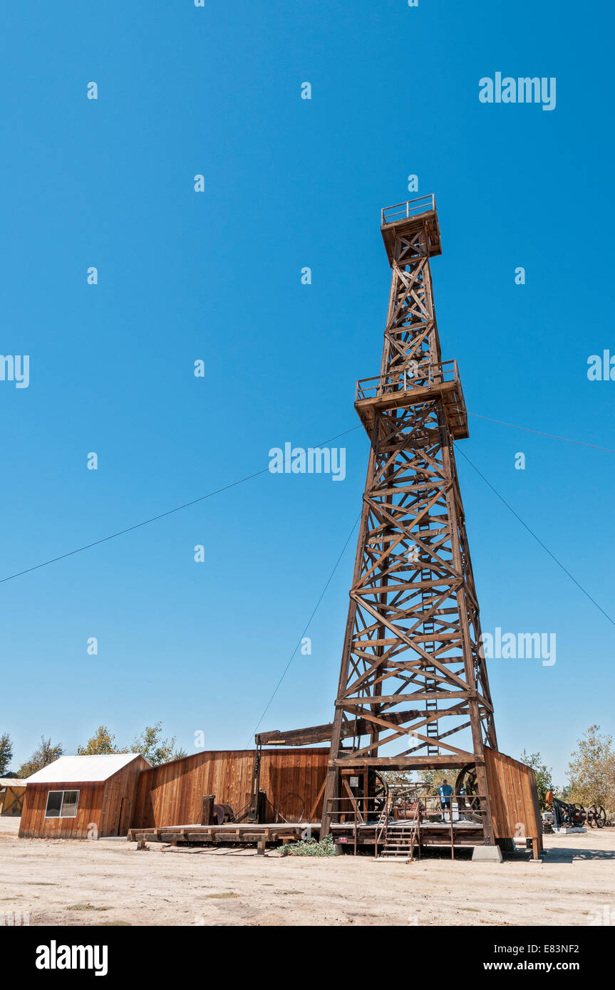 Oil well at taft hi-res stock photography and images - Alamy