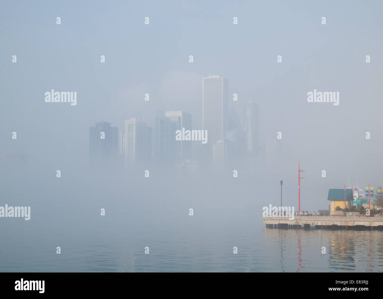 Chicago city skyline fog hi-res stock photography and images - Alamy