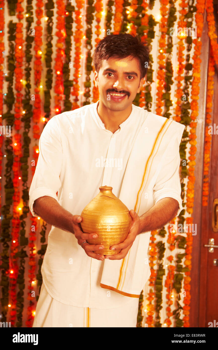 Indian money garland hi-res stock photography and images - Alamy