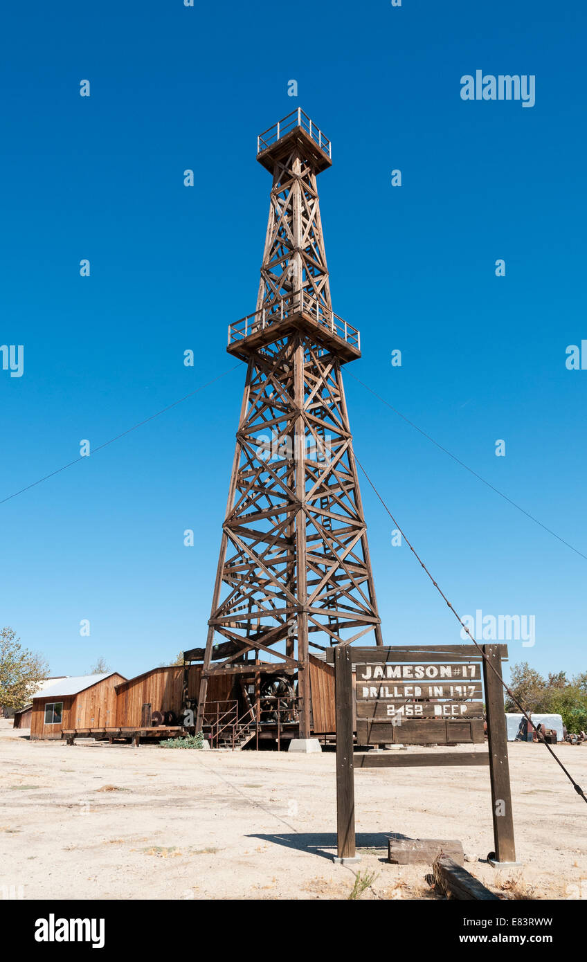 Oil well at taft hi-res stock photography and images - Alamy