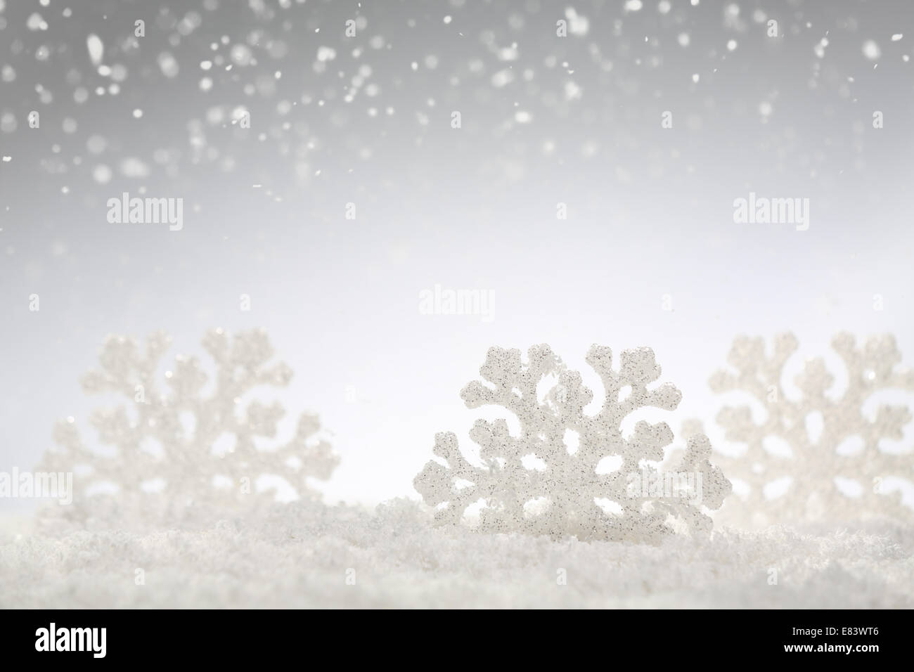 Silver snowflake decoration hi-res stock photography and images - Alamy
