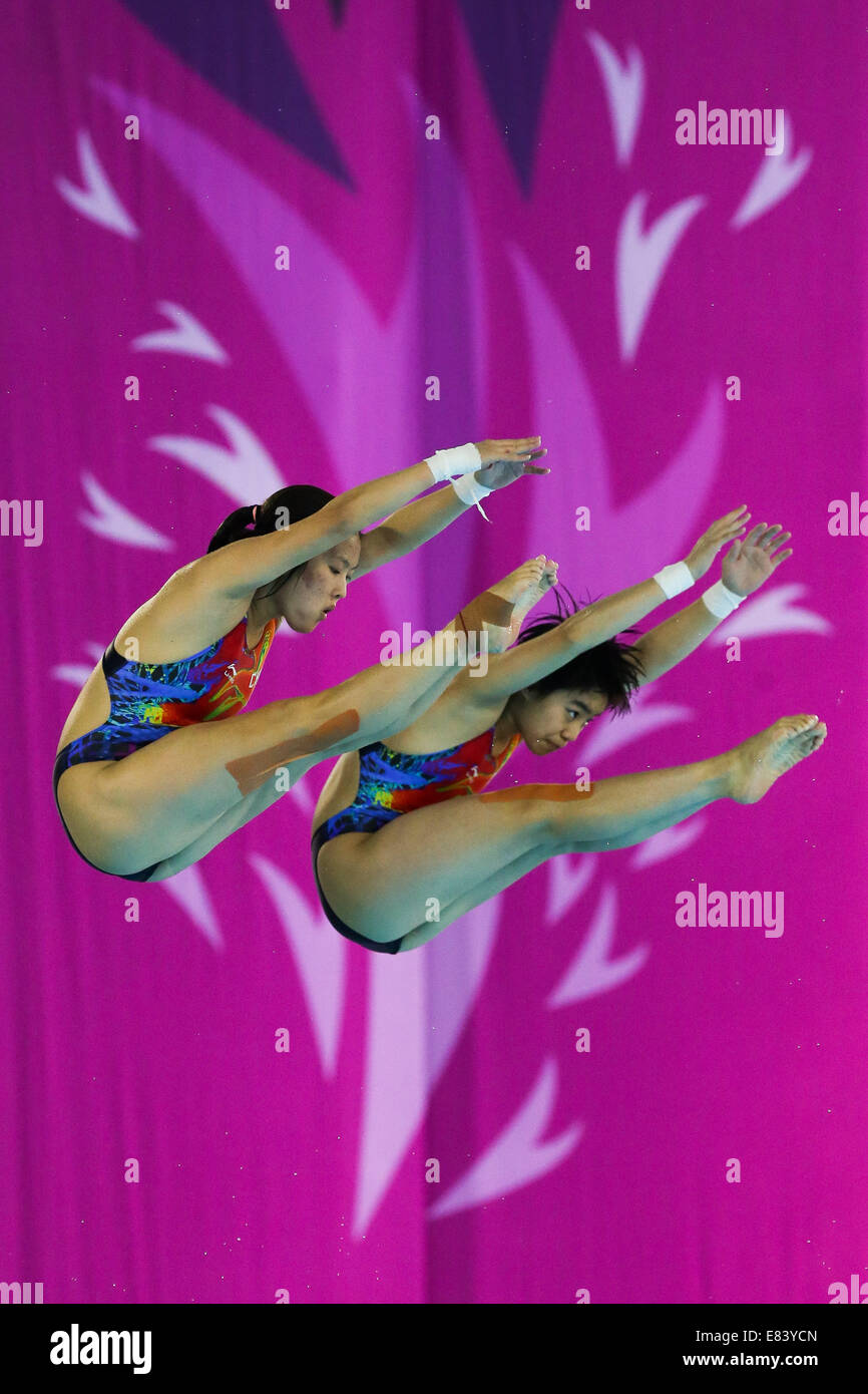 Incheon, South Korea. 30th Sep, 2014. Chen Ruolin (L) and Liu Huixia of ...