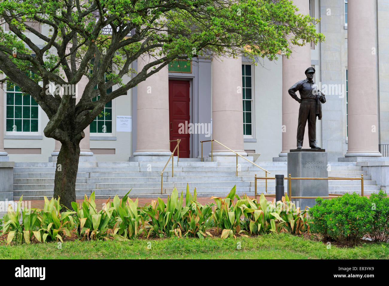 General douglas macarthur statue hi-res stock photography and images ...