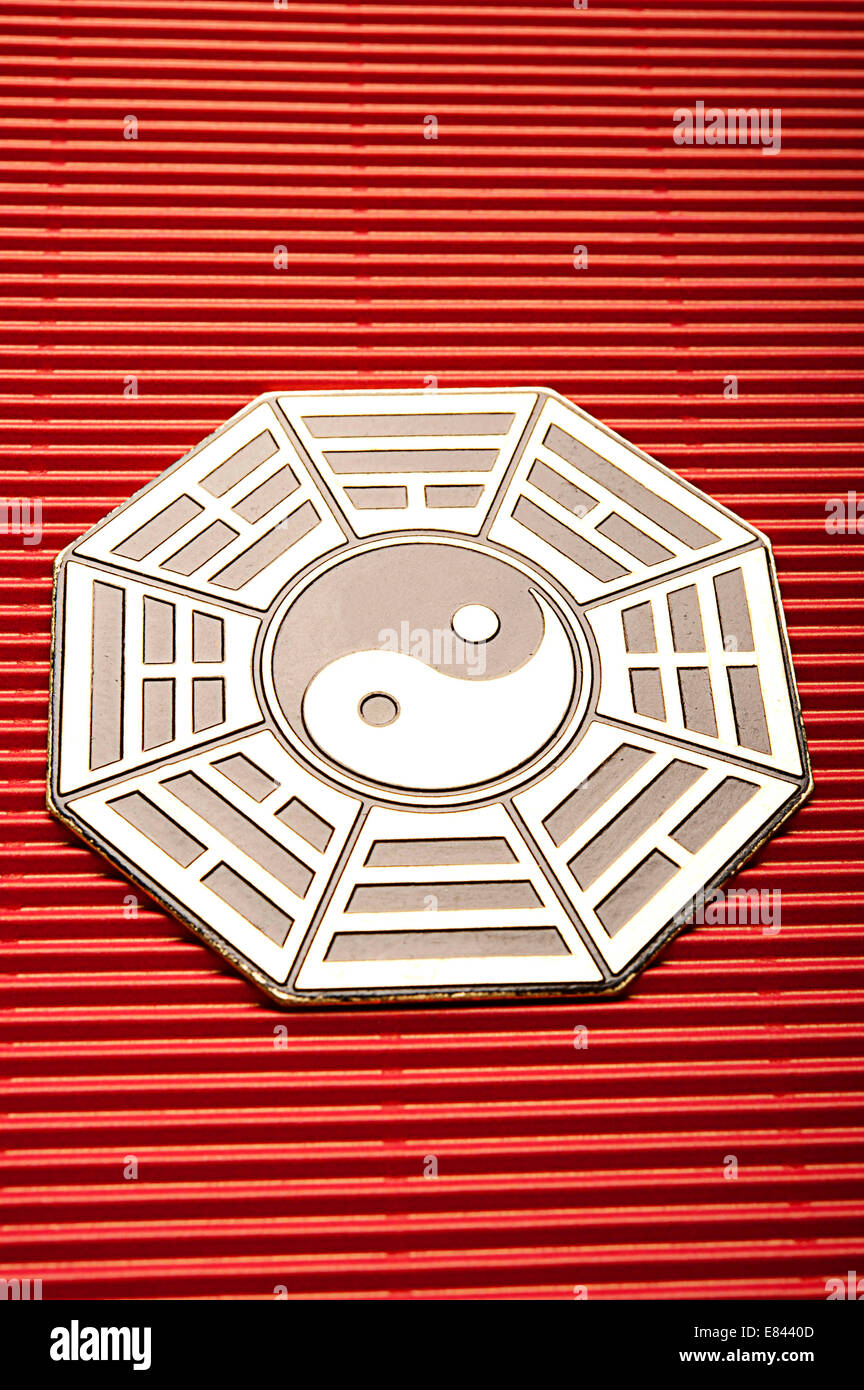 plate with I Ching and yin yang symbol Stock Photo - Alamy
