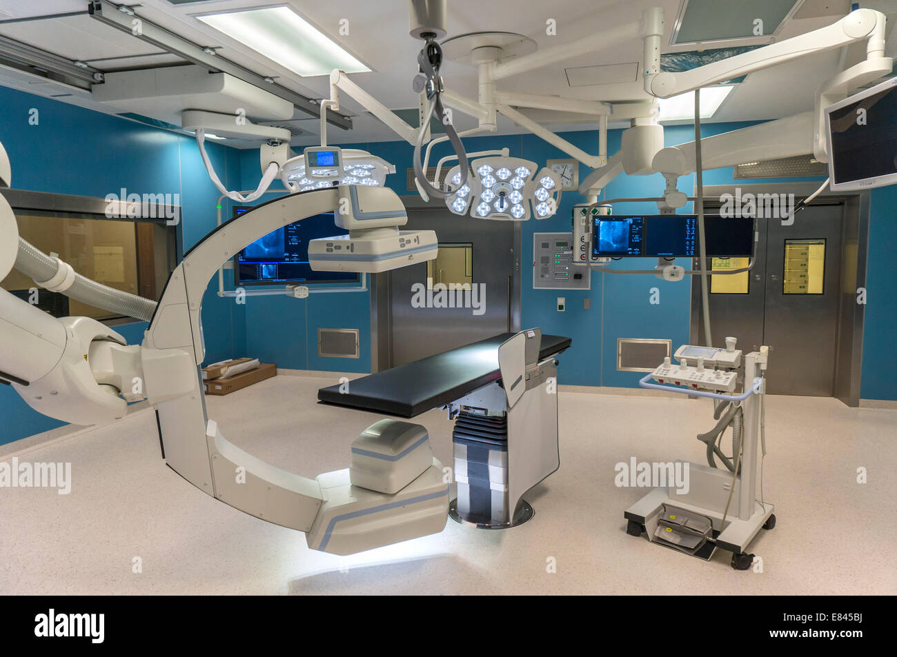 Hybrid operating room hi-res stock photography and images - Alamy