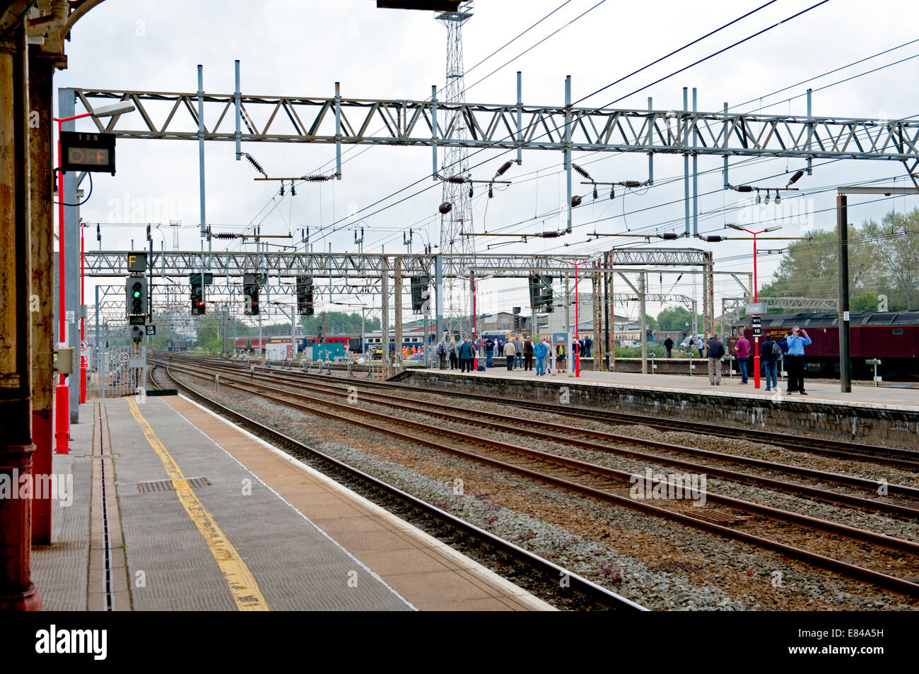 Crewe train station hi-res stock photography and images - Alamy