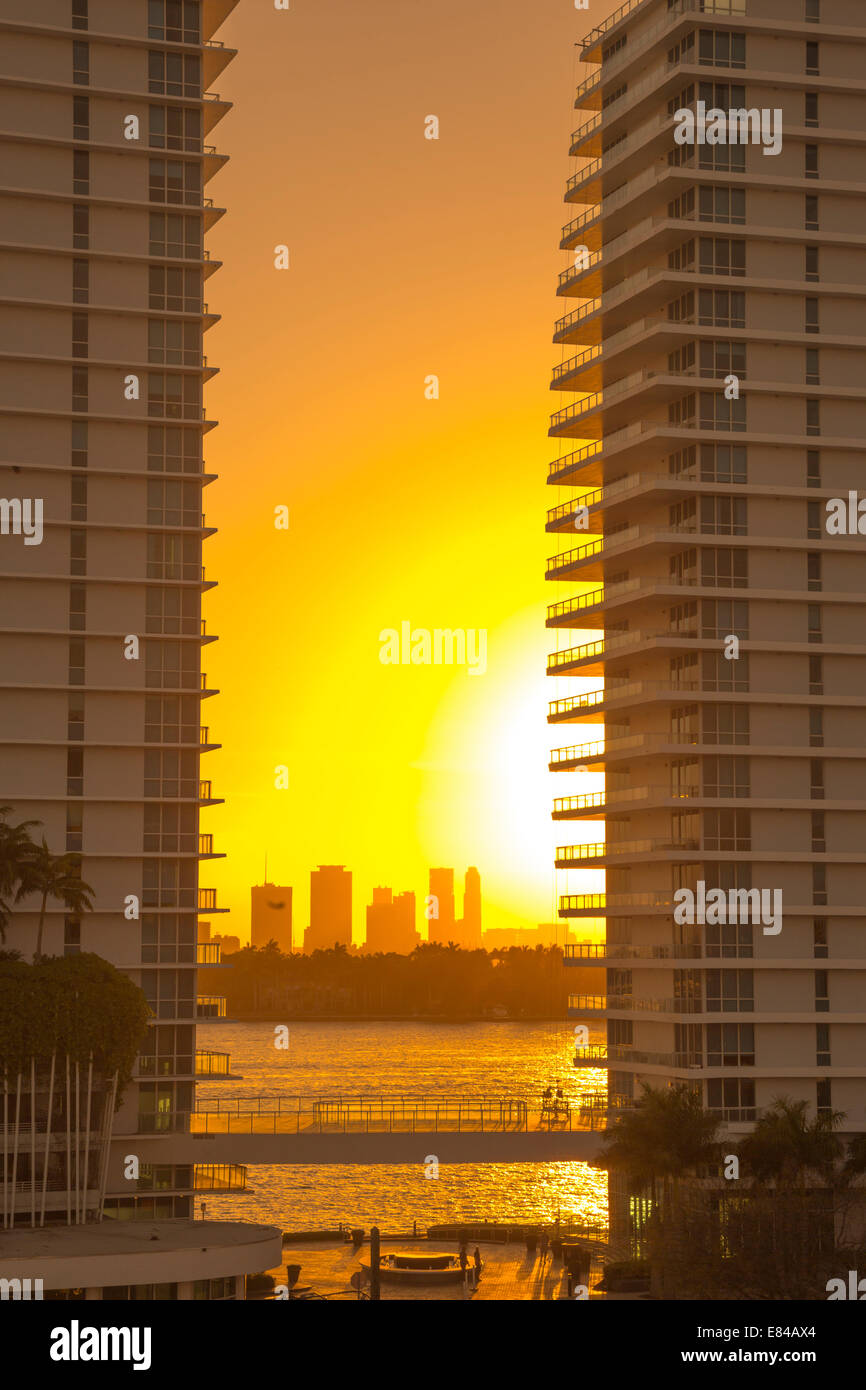 DOWNTOWN SKYLINE THROUGH SOUTH BEACH APARTMENT BUILDINGS MIAMI BEACH ...