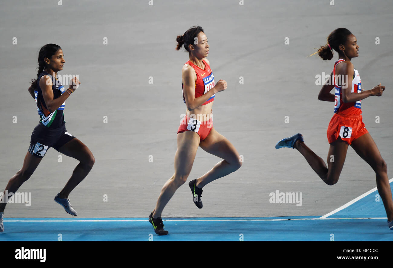 Incheon, South Korea. 30th Sep, 2014. Zhao Jing (C) of China runs ...
