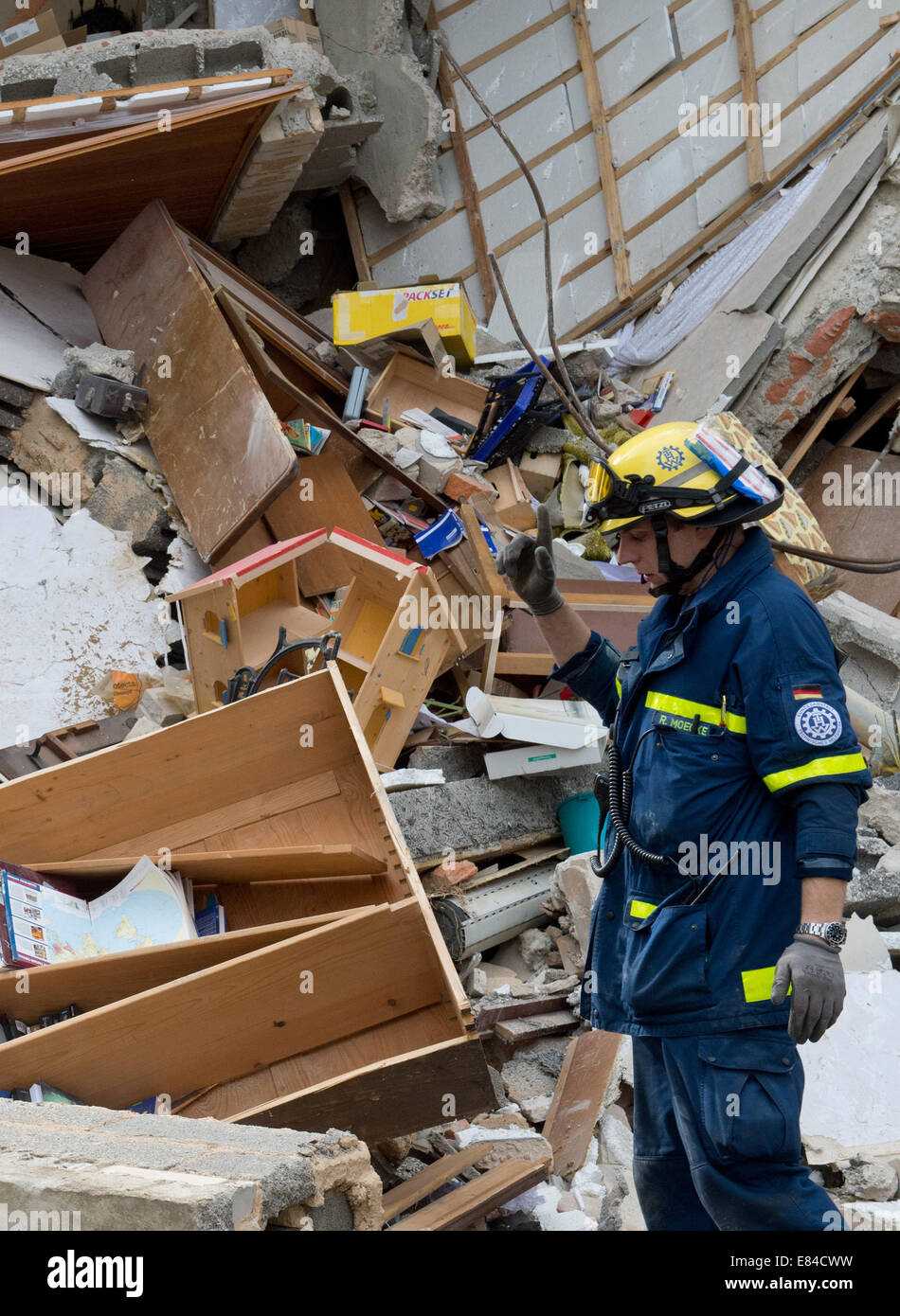 Usingen-Eschbach, Germany. 30th Sep, 2014. Technical relief workers ...