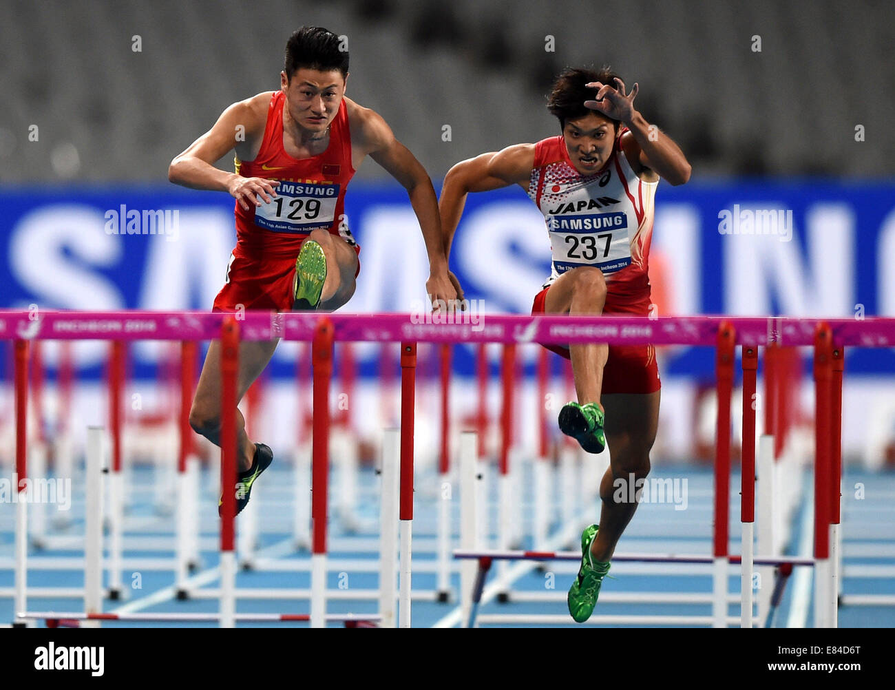 Incheon, South Korea. 30th Sep, 2014. Jiang Fan (L) of China competes ...