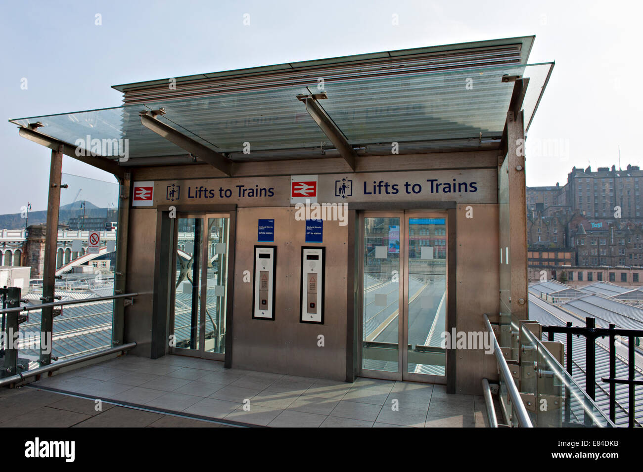 Edinburgh waverley station entrance hi-res stock photography and images ...