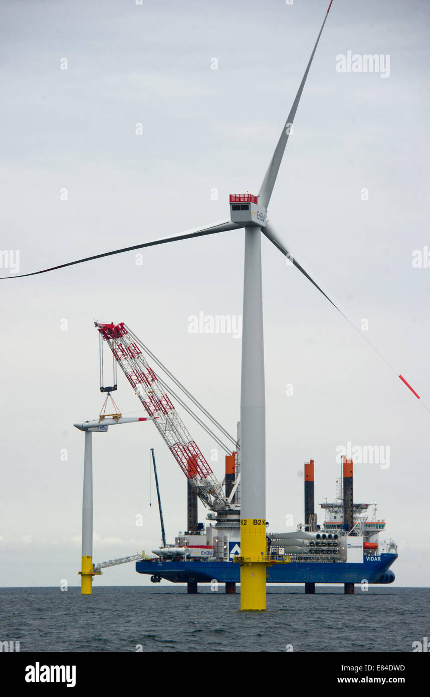 Sassnitz, Germany. 30th Sep, 2014. Crane ship "Vidar" lifts a wind ...